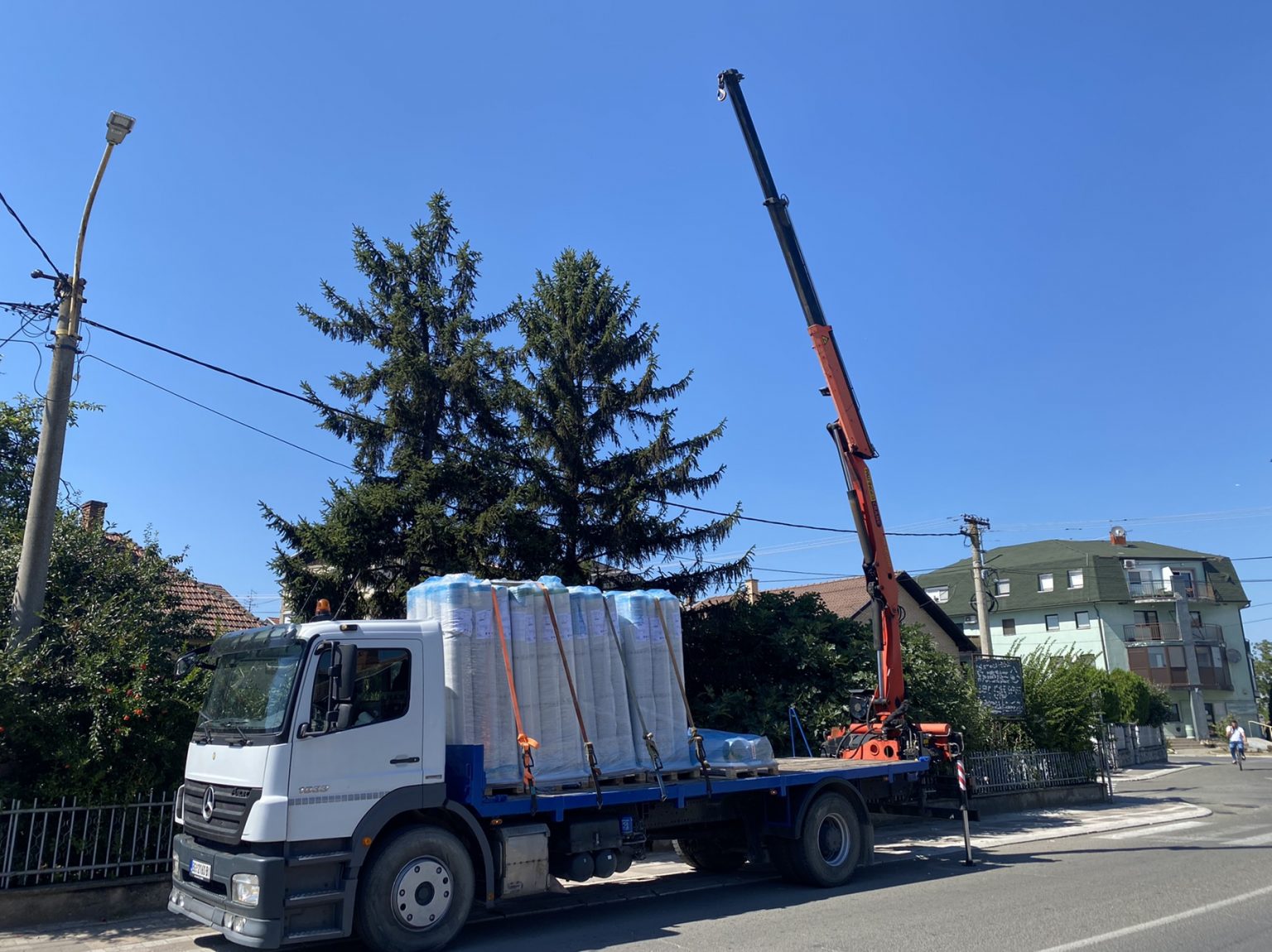 Kamion sa rukom | Iznajmljivanje kamiona sa dizalicom - kranom